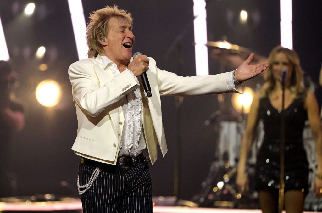 Rod Stewart Uses Oxygen Tank During Concert After Nearly Fainting ...