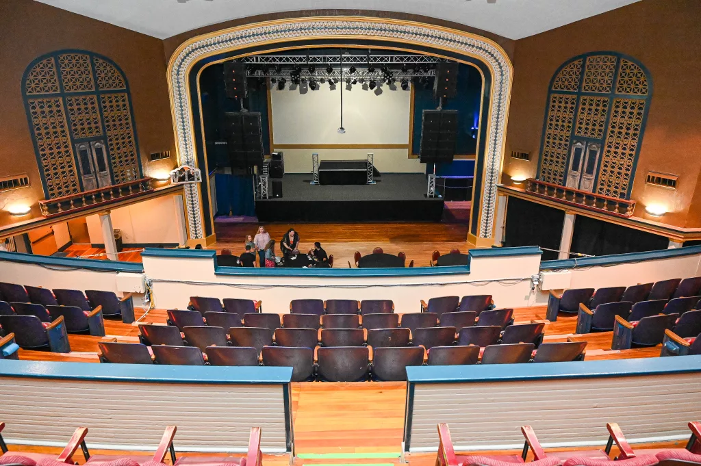 Apollo Theatre in Belvidere begins new chapter after family 'put their ...