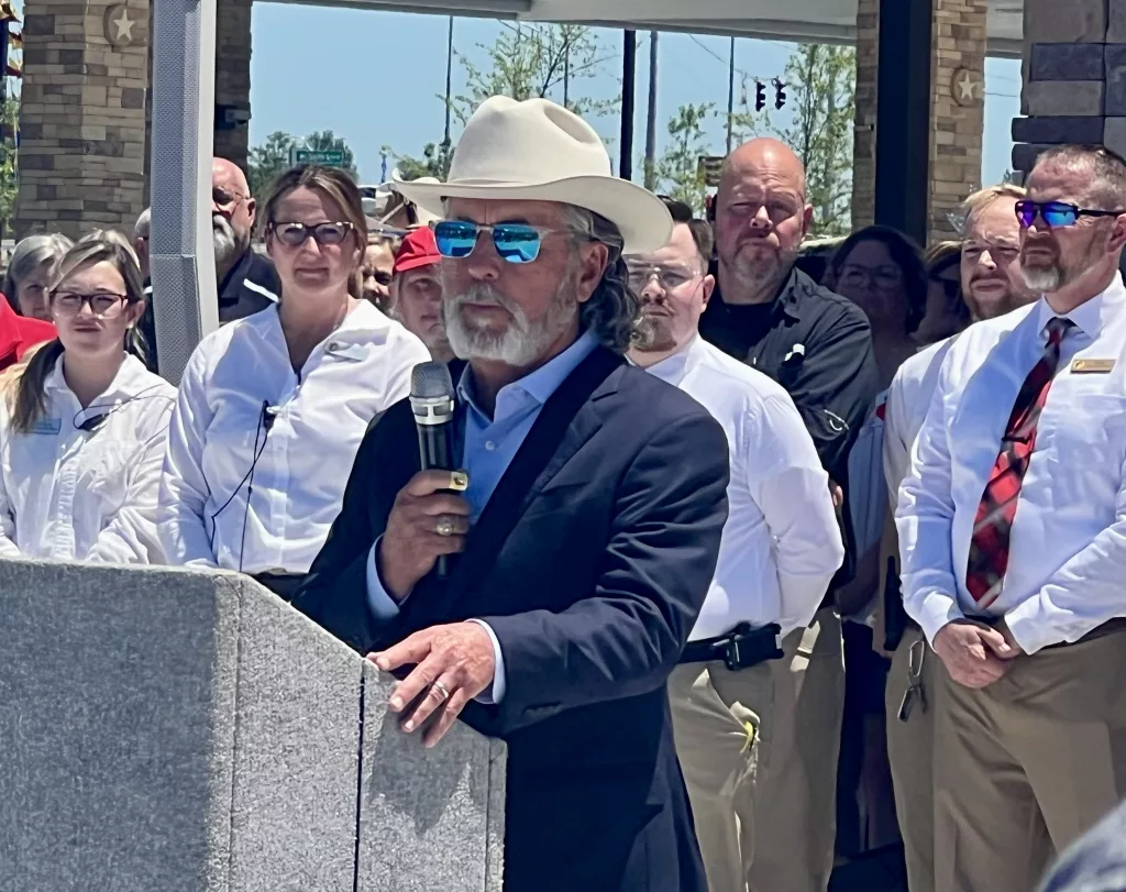 CEO "Beaver" Aplin, Rand Paul among many at Bucee's Grand Opening ...