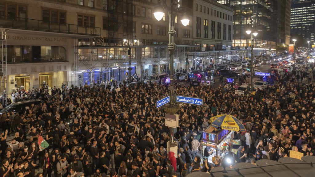 Pro-Palestine Protests Put Grand Central on Lockdown | 77 WABC