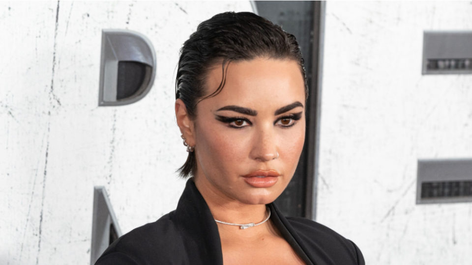 Demi Lovato drops rock version of 'Sorry Not Sorry' featuring Slash ...