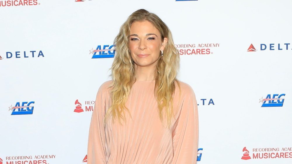 LeAnn Rimes sets 2025 Christmas tour, drops 'Greatest Hits Christmas ...