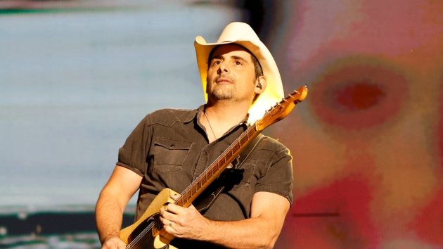 Brad Paisley brings "the Mountains" to Fallon | KICKS 99.1 KHKX