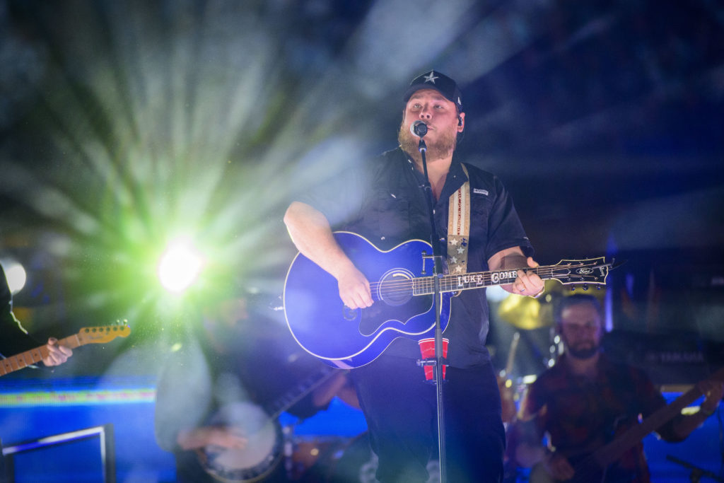 Luke Combs still lives in a two bedroom house. Why? | 104.7 WZZK