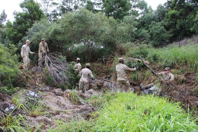 Soldiers Clear Up Debris from Waimea Trails Riverbed | KPUA