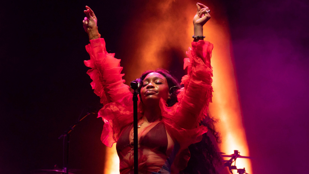 Sza Earns Her First No 1 On Billboard Hot 100 Chart With Kill Bill