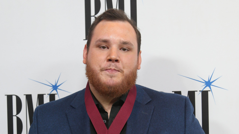 Luke Combs Kane Brown Carly Pearce And More Named 2022 Cmt Artists Of