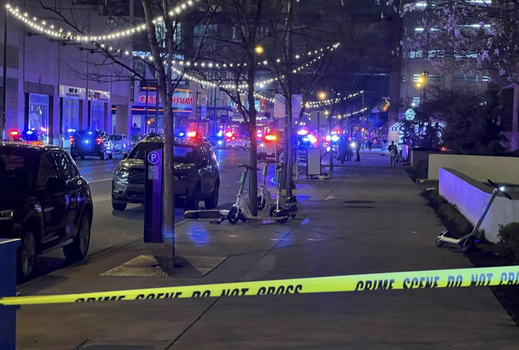 Shooting outside downtown Indianapolis mall wounds 7 youths, police say ...