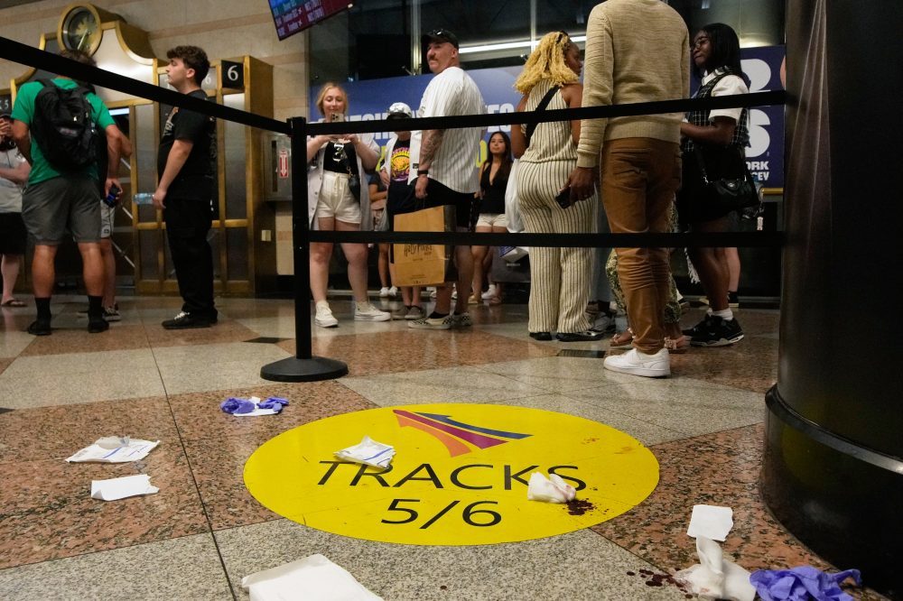 5 people hurt in stabbings at New York's Penn Station with a suspect in ...
