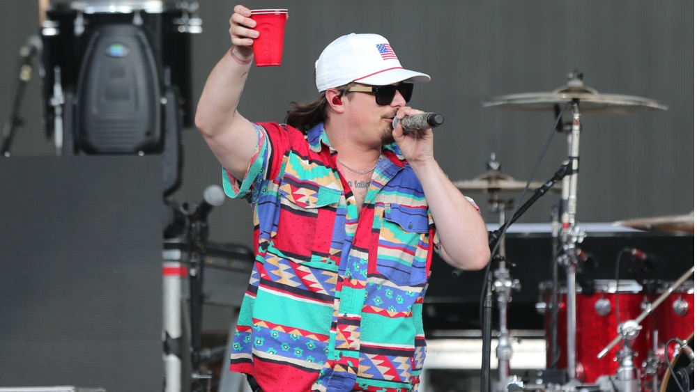 Hardy's "Truck Bed" marks his third No. 1 on country radio | 100.3 The Wolf