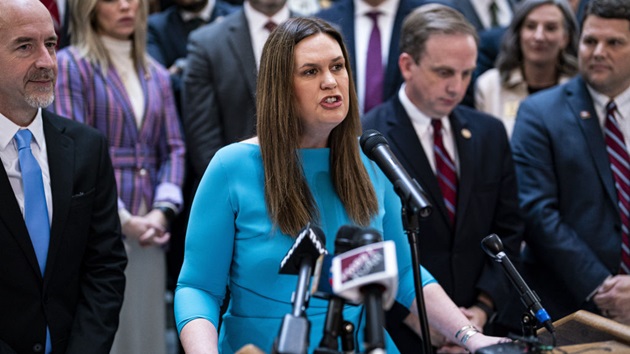 Sarah Huckabee Sanders defends herself from podium controversy after ...