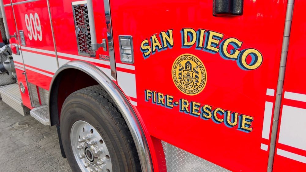 2 dead, multiple injured after small private jet crashes into San Diego ...