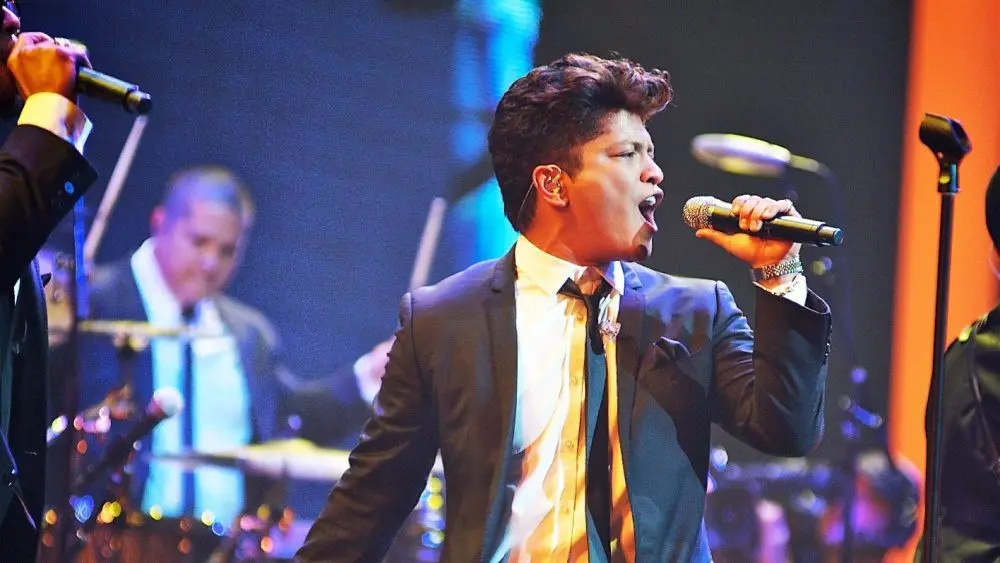 Bruno Mars drops "Lo Arriesgo Todo" the Spanish version of "Risk It All ...