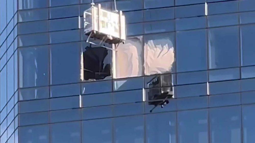 NYC window washers stranded high up after rigging got loose: See video ...
