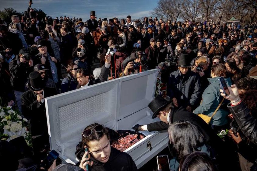 Hundreds attend mock funeral for the penny at the Lincoln Memorial | 98 ...