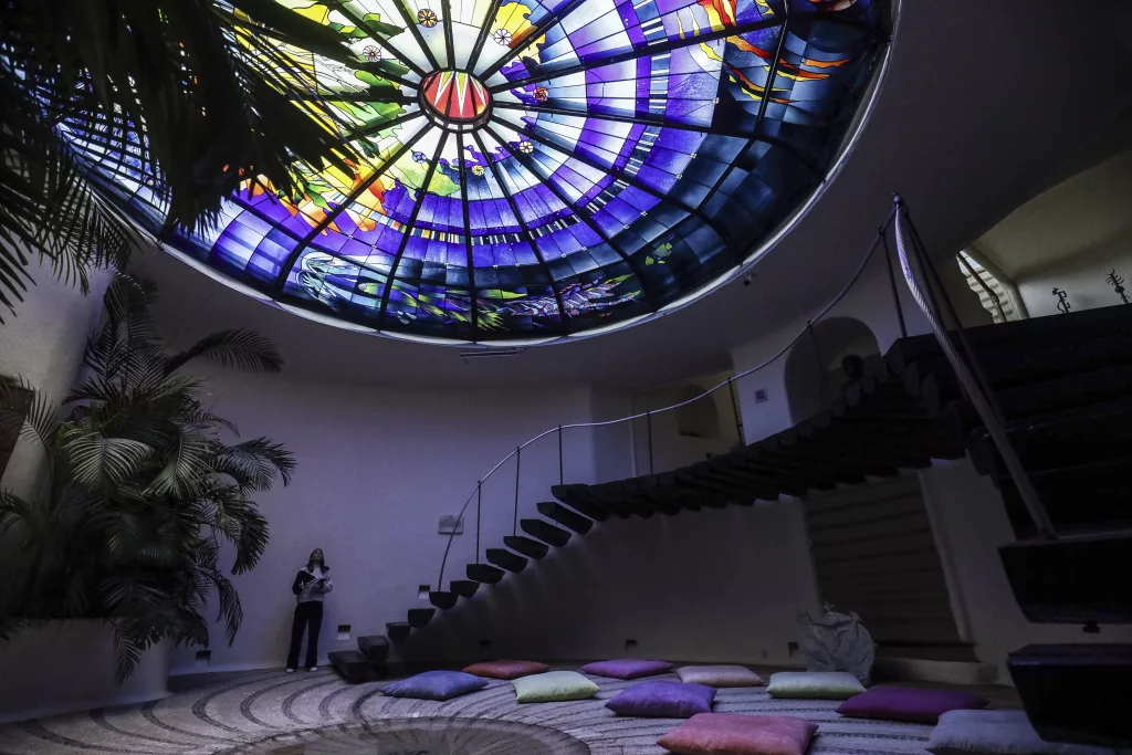 Renowned glass artist and the making of a gigantic church window ...