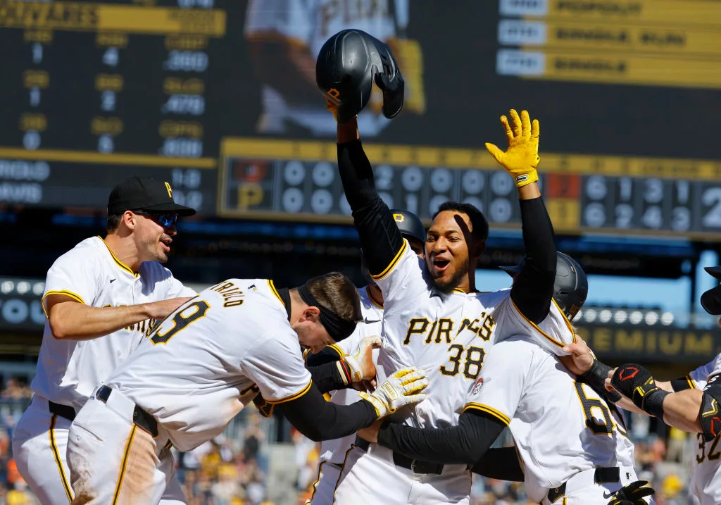 Henderson's wild throw on potential double play gives Pirates 3-2 win ...