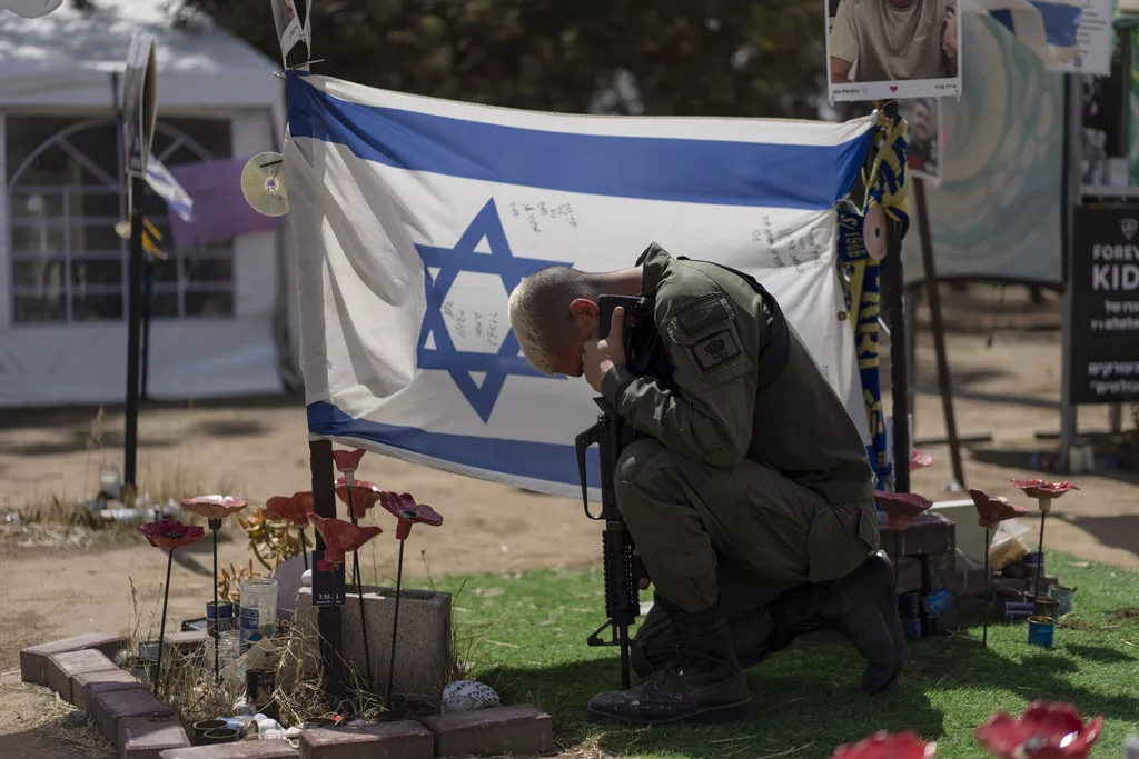 Israel marks memorial day, as hundreds of thousands flee Rafah assault ...