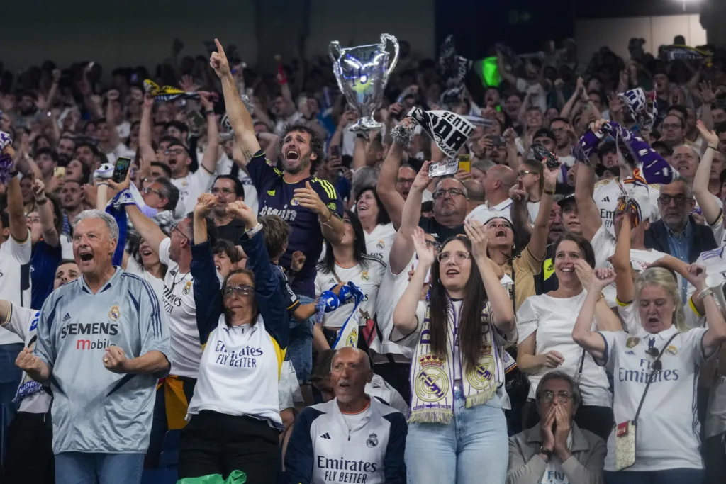 Real Madrid celebrates another Champions League title with its fans on ...
