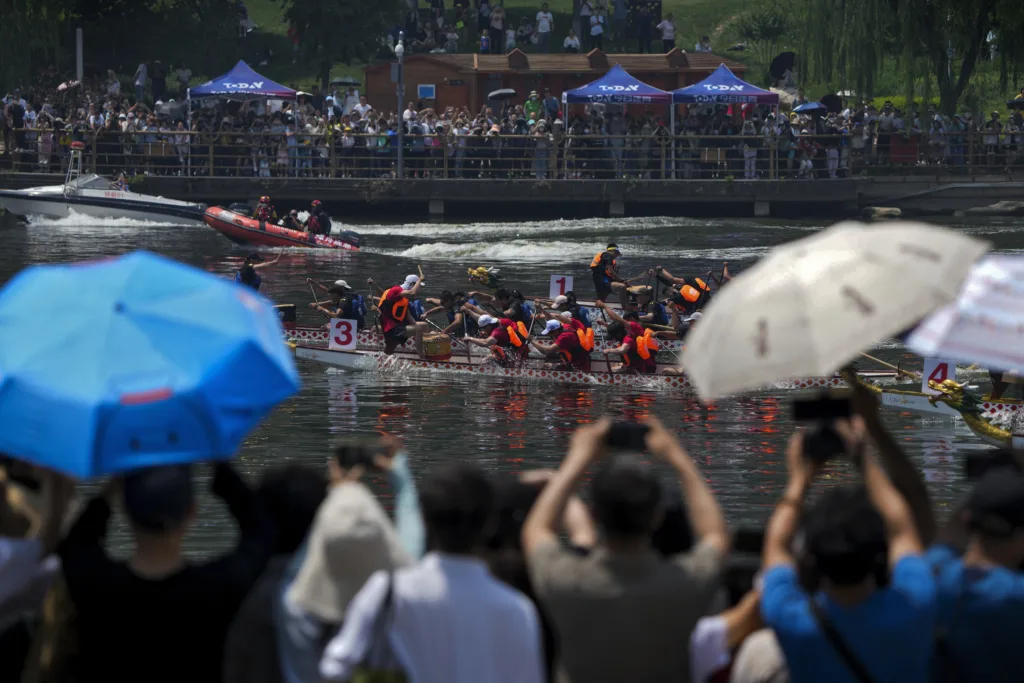 Taiwan nighttime dragon boat racing puts a modern twist on an ancient ...