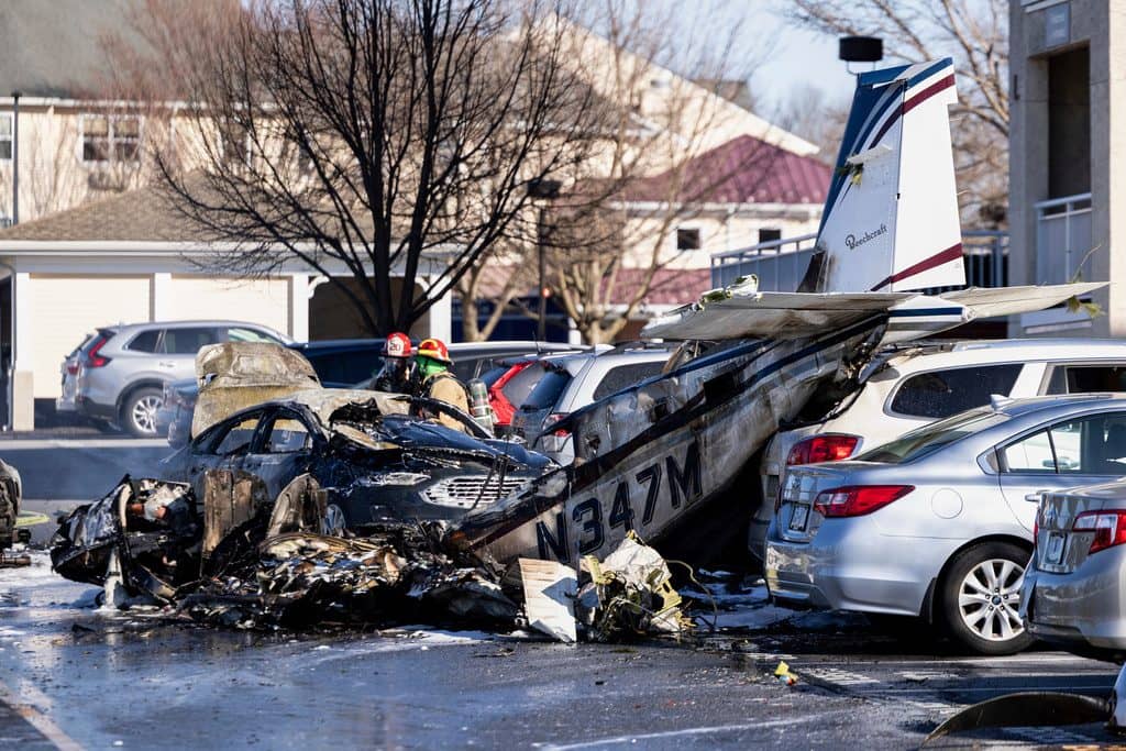 A single-engine plane crashes near a Pennsylvania airport and all 5 ...
