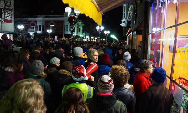 Thousands Cheer Live Mannequin Showcase | Moody on the Market