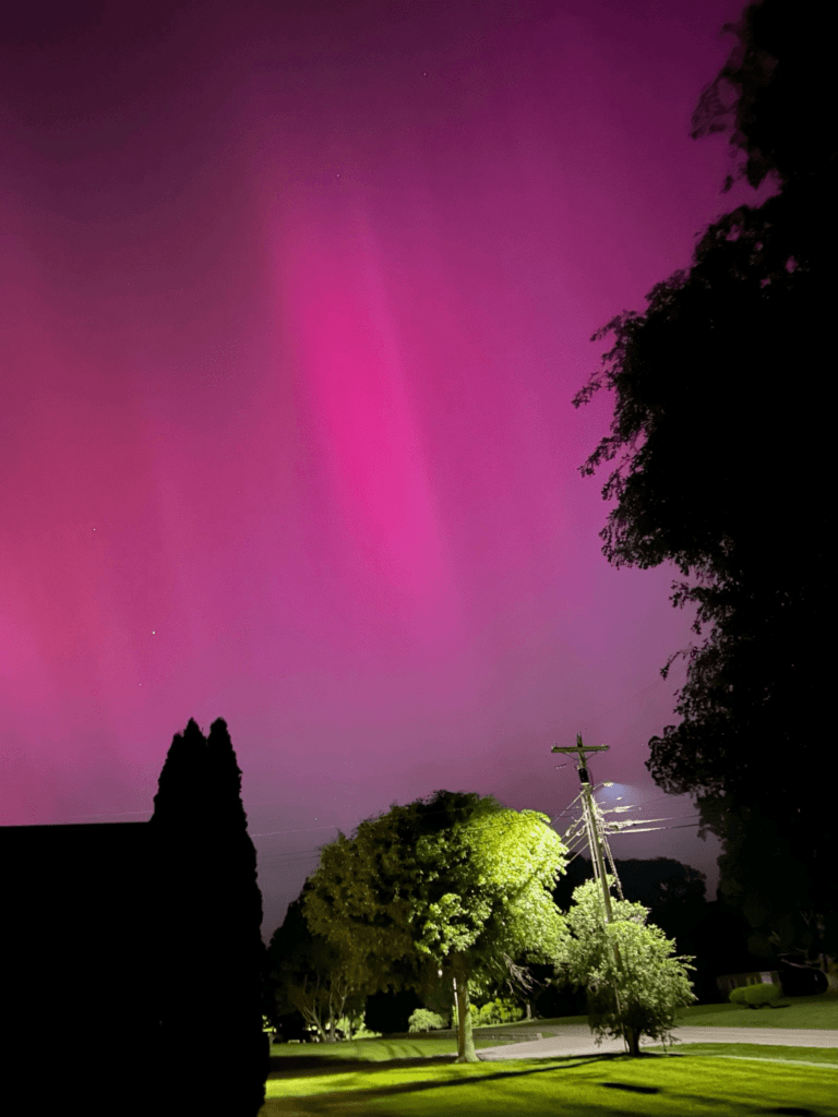 PHOTOS – Nature’s Astonishing Light Show – WPKY