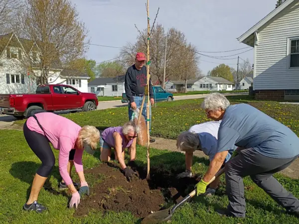 Hampton Tree Board Gets to Work on Earth Day | RadioOnTheGo.com