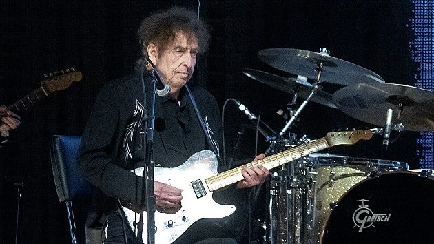 Bob Dylan jams 'All Along the Watchtower' with Billy Strings at latest ...