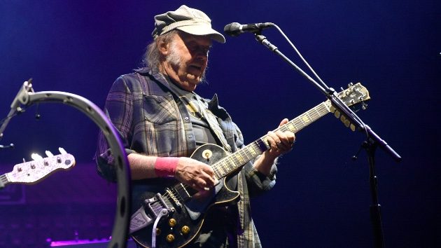 Neil Young plays anti-corporate track 'This Note's For You' for the ...