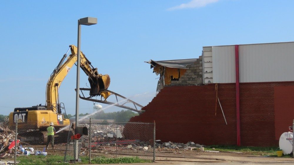 PHOTOS – Demolition Of The Old Christian County Middle School Gym – WKDZ