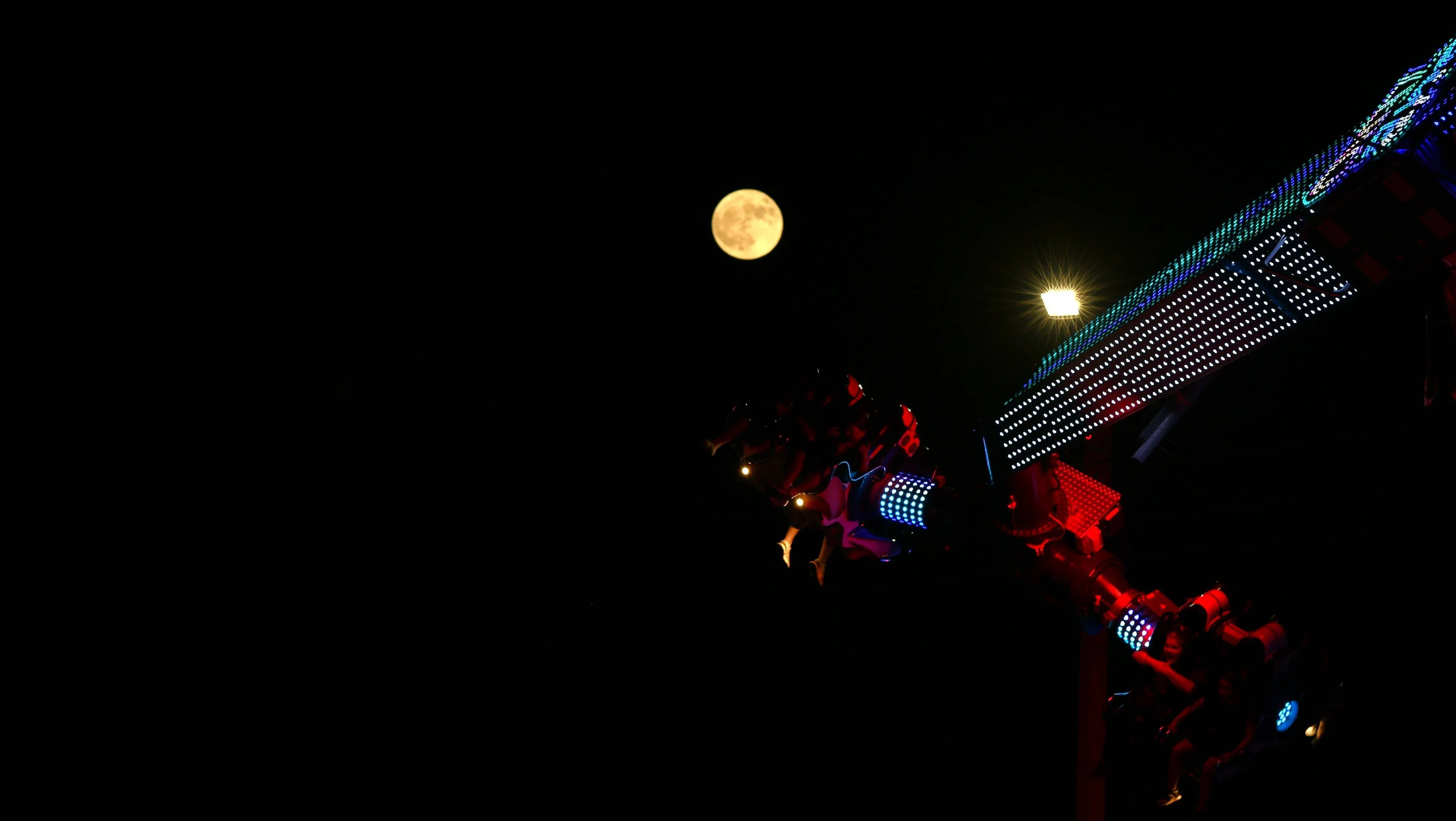 PHOTOS – Full Moon at the Fair | WKDZ