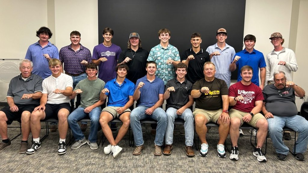 State champion Lockeroom team receives championship rings | KTLO