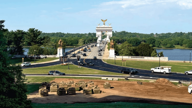 Trump's arch construction to run 20 hours a day for 2 to 3 years ...