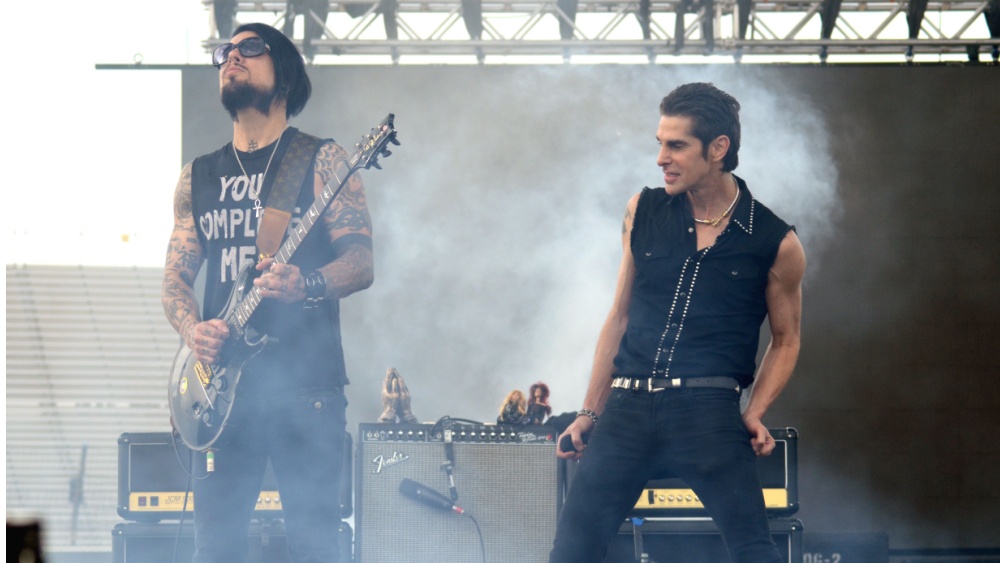 Jane's Addiction shares apology after on-stage brawl, cancels show | WHDQ