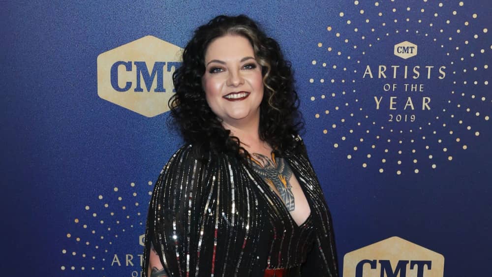 Ashley McBryde gives fans a taste of 'LINDEVILLE' in new video | Kool 94