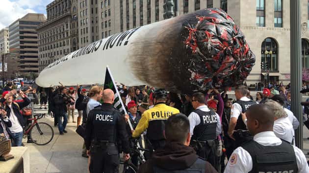 Dozens of Pro-Marijuana Protesters Light Up In Front of White House ...