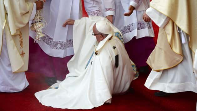 Pope Francis Falls During Mass in Poland, Gets Up Unharmed ...