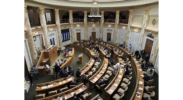 Arkansas Lawmakers Adjourn Session Leaving Budget For State Hunting