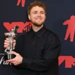 Alex Warren covers Robyn, teases new tour during intimate NYC gig ...