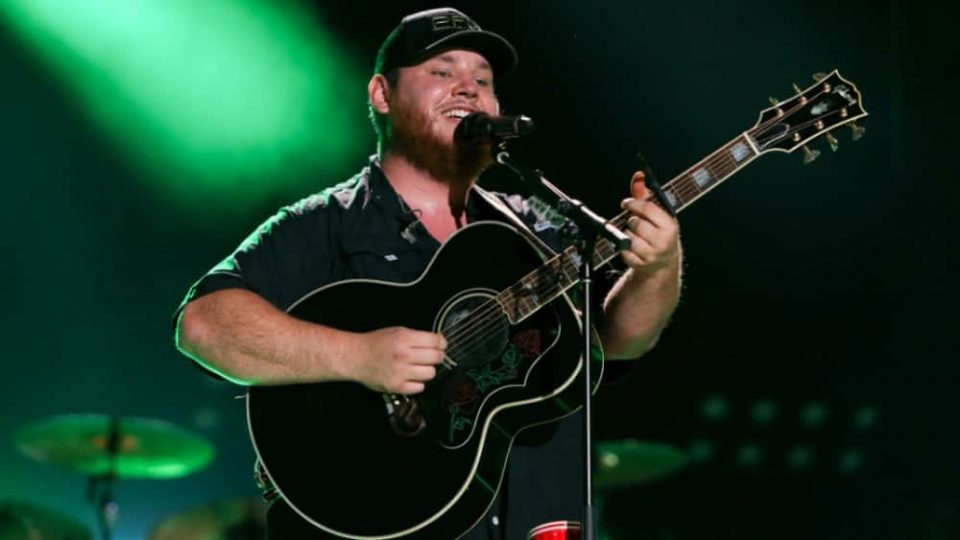 Luke Combs Announces His First Headlining Arena Tour | 100.7 KGMO