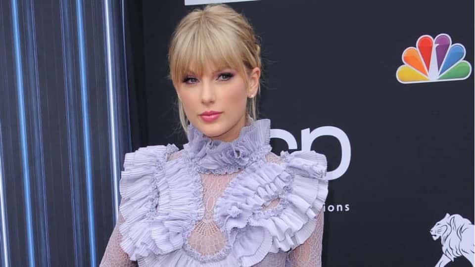 Taylor Swift Gives Surprise Taylor Swift Gives Surprise